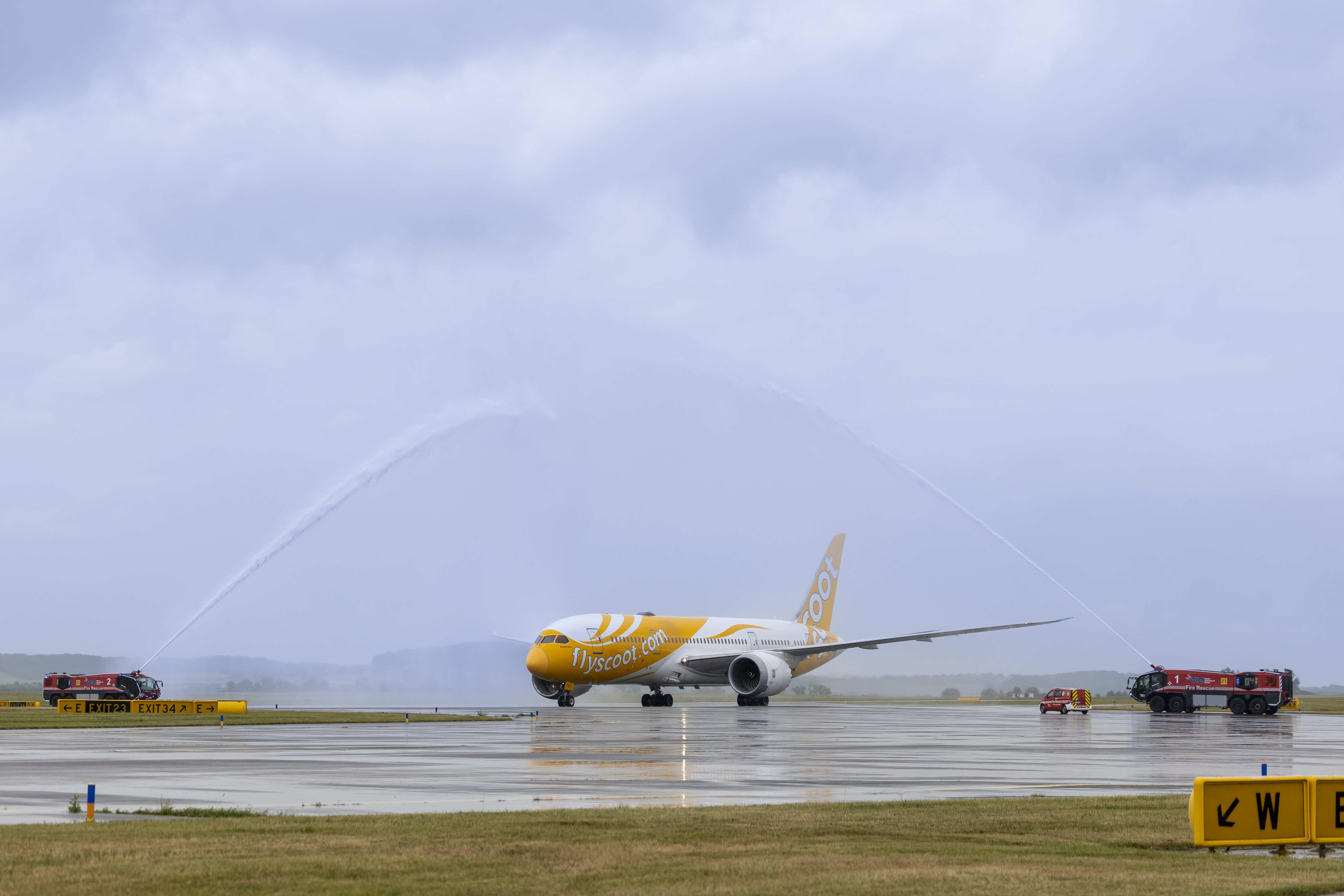 Scoot Boeing 787 Dreamliner arriving in Vienna Airport with a Water ...