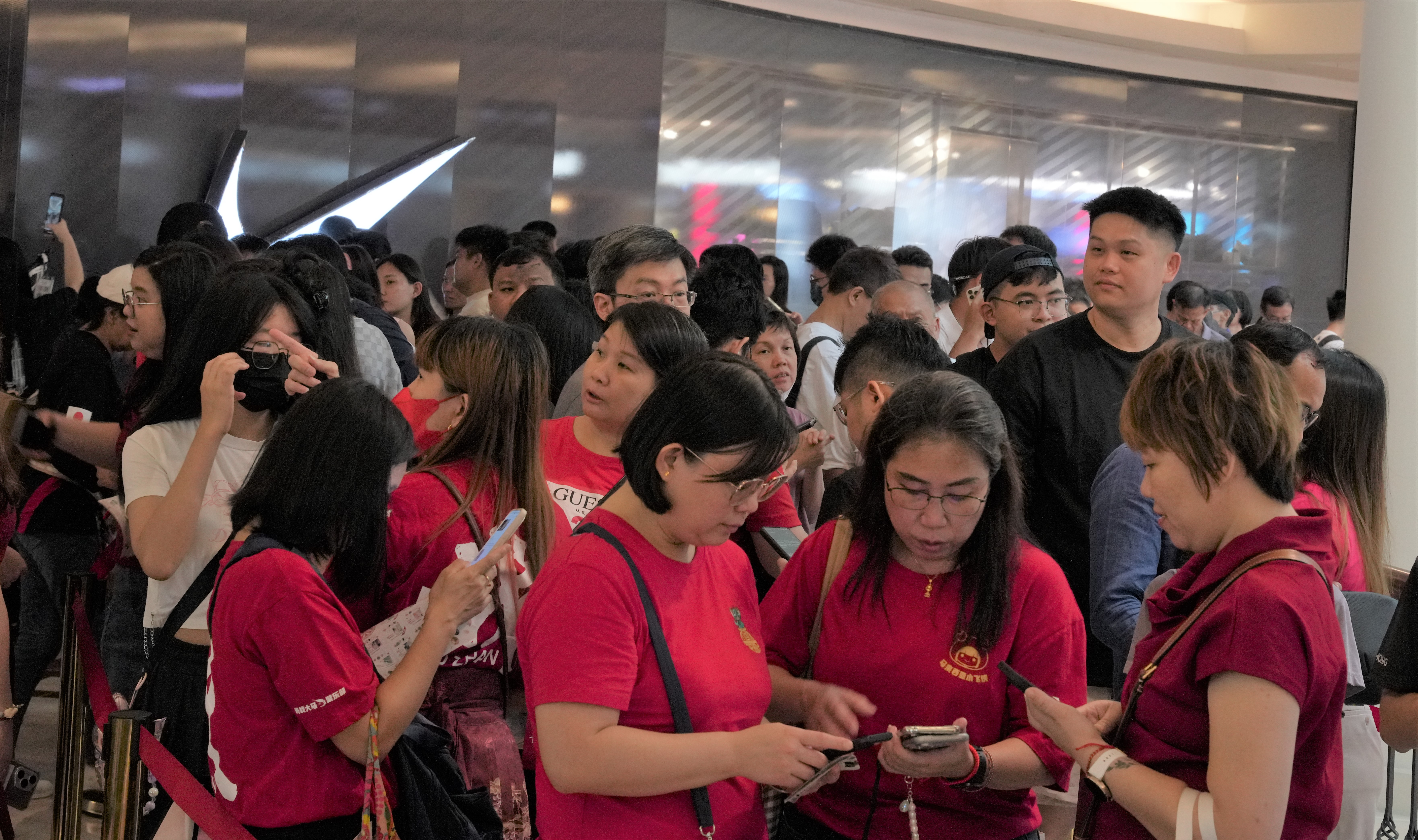 Malaysians qued to enter HONOR’s 100th retail store in KLCC ...